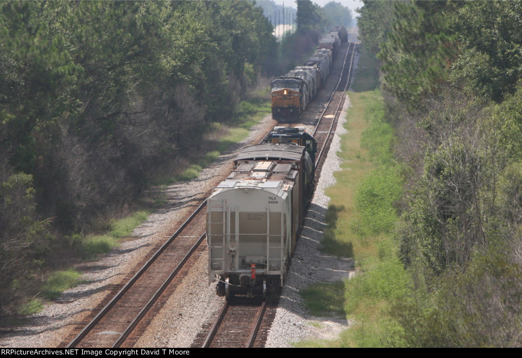 CSX A781-14 takes the siding for Q652